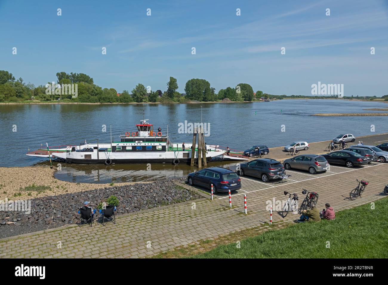 River Elbe, people, cars going onto Zollenspieker-Hoopte ferry, Hoopte ...