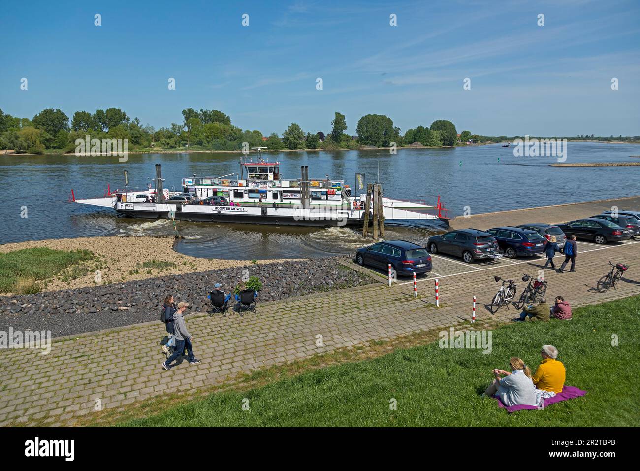 River Elbe, people, Zollenspieker-Hoopte ferry at the landing stage ...