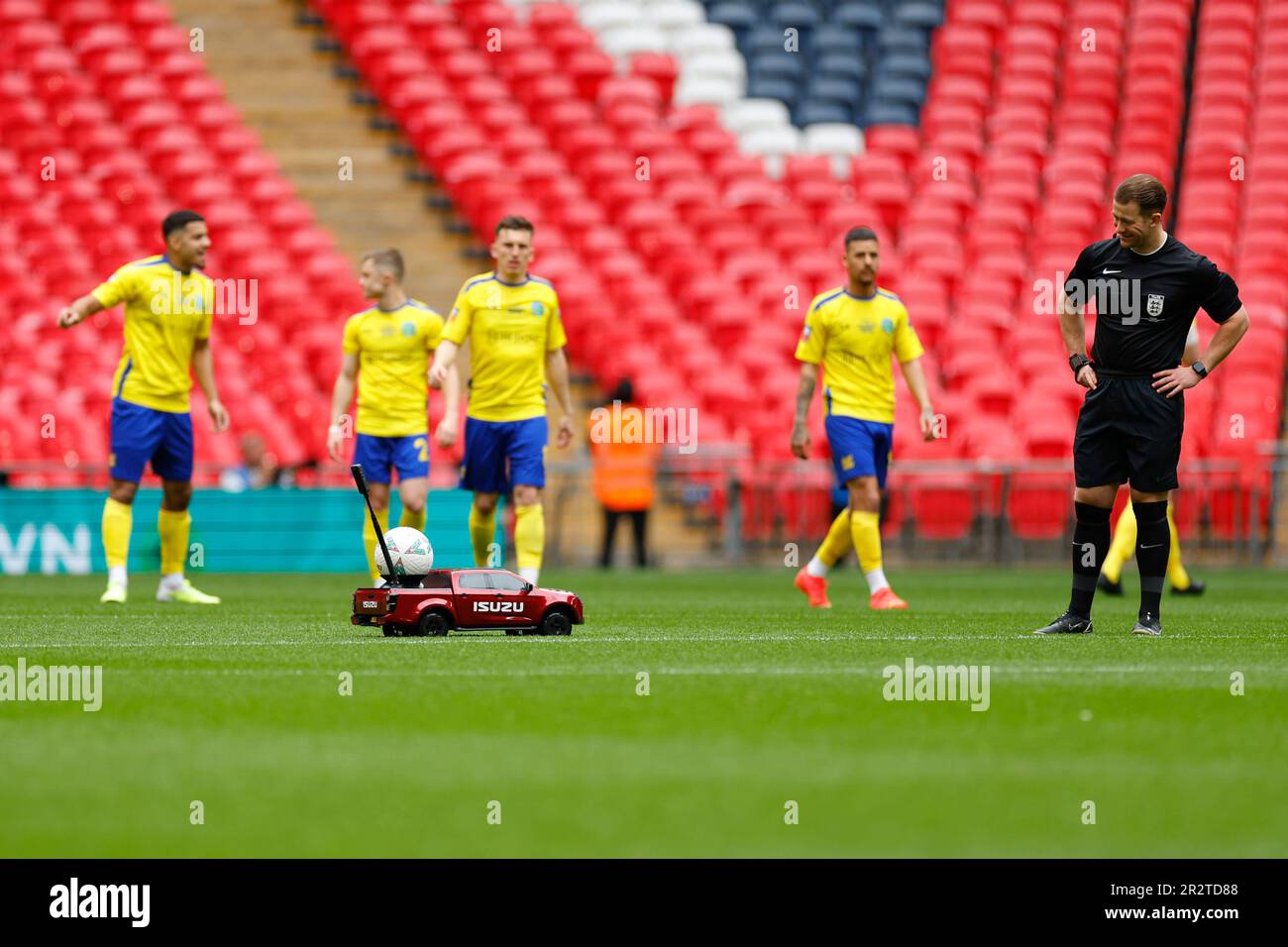 Football pitch centre circle hi-res stock photography and images - Alamy