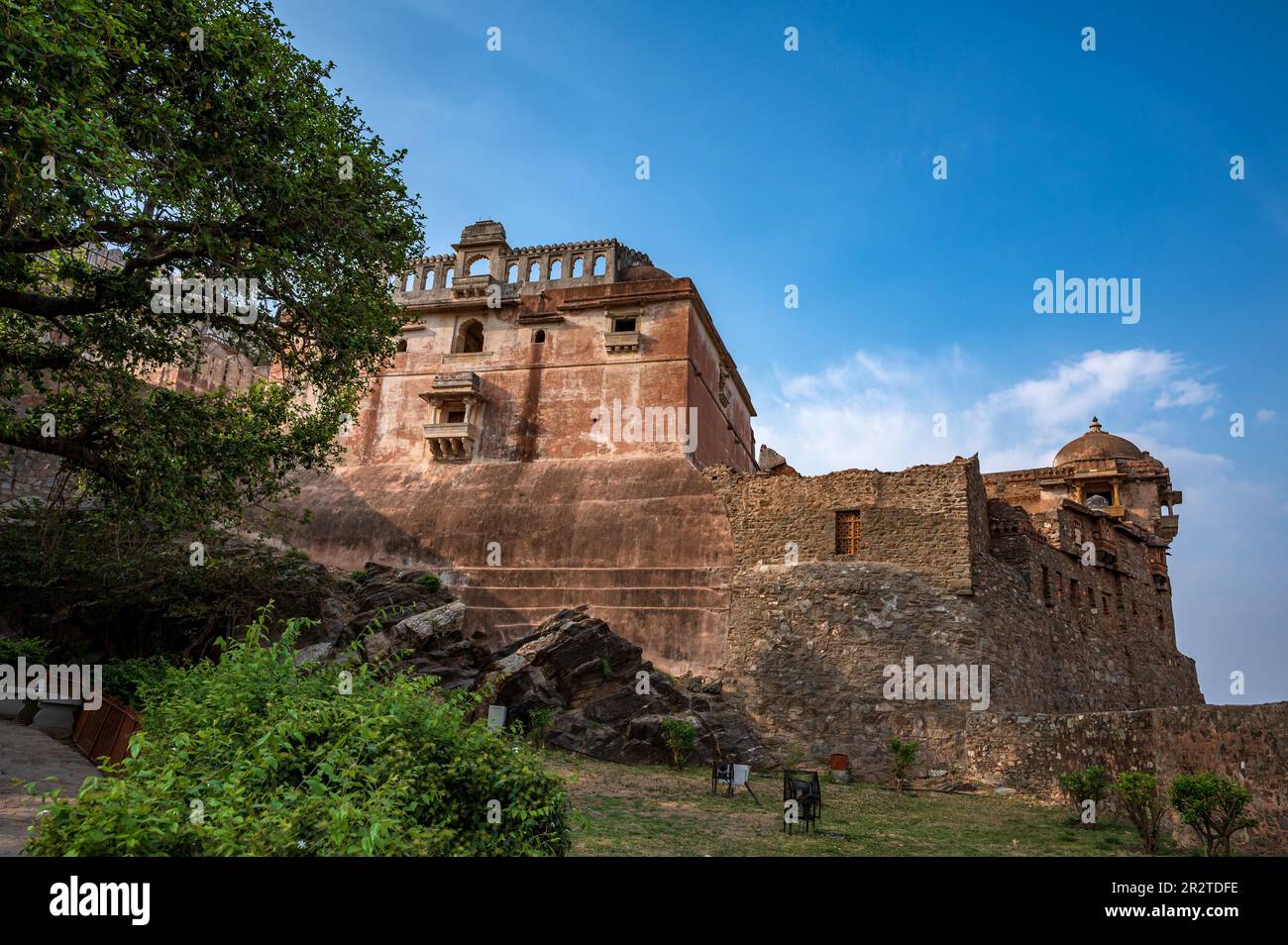 Kumbhalgarh fort and mountains hi-res stock photography and images - Alamy