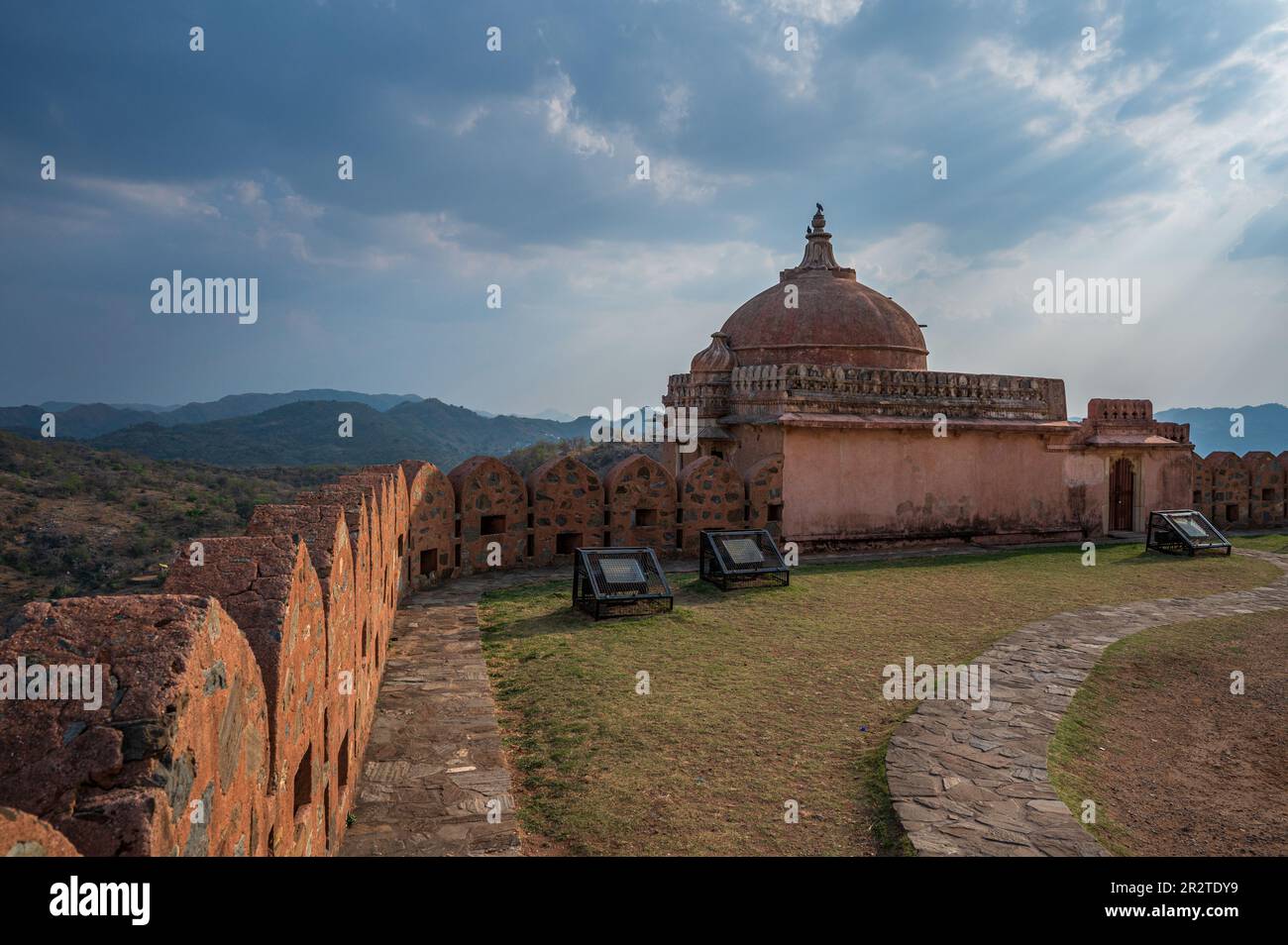 Kumbhalgarh fort and mountains hi-res stock photography and images - Alamy