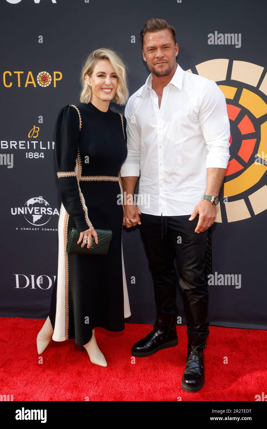 Alan Ritchson Boyfriend