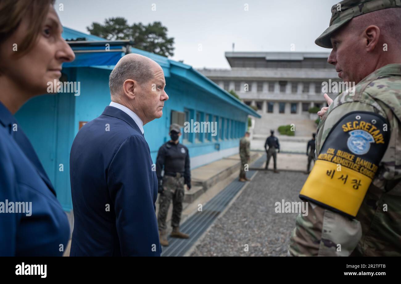 21 May 2023, South Korea, Seúl: German Chancellor Olaf Scholz and his wife Britta Ernst talk ...