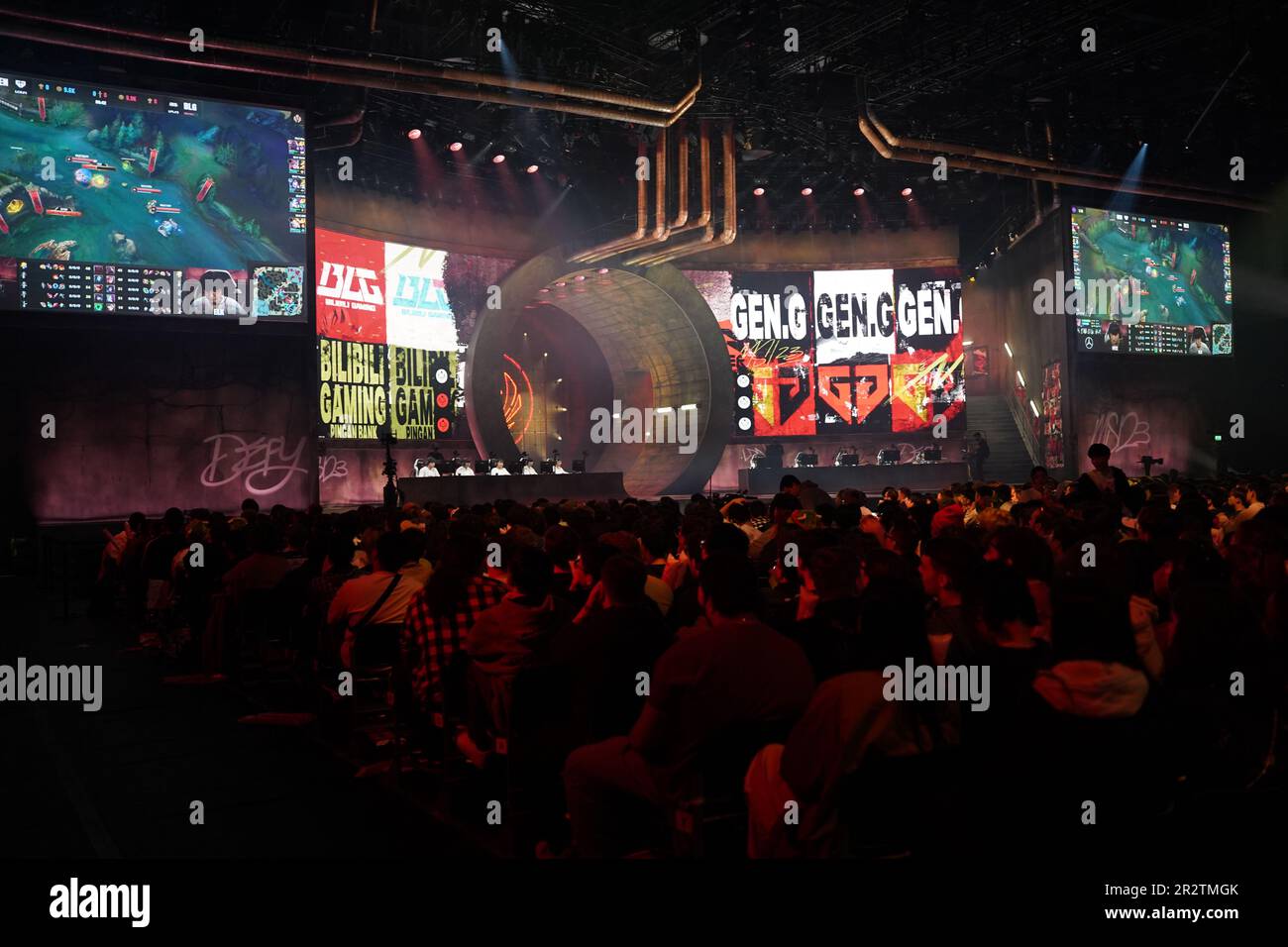 London, UK. 19th May, 2023. Teams Bilibili Gaming (l) and Gen.G compete ...