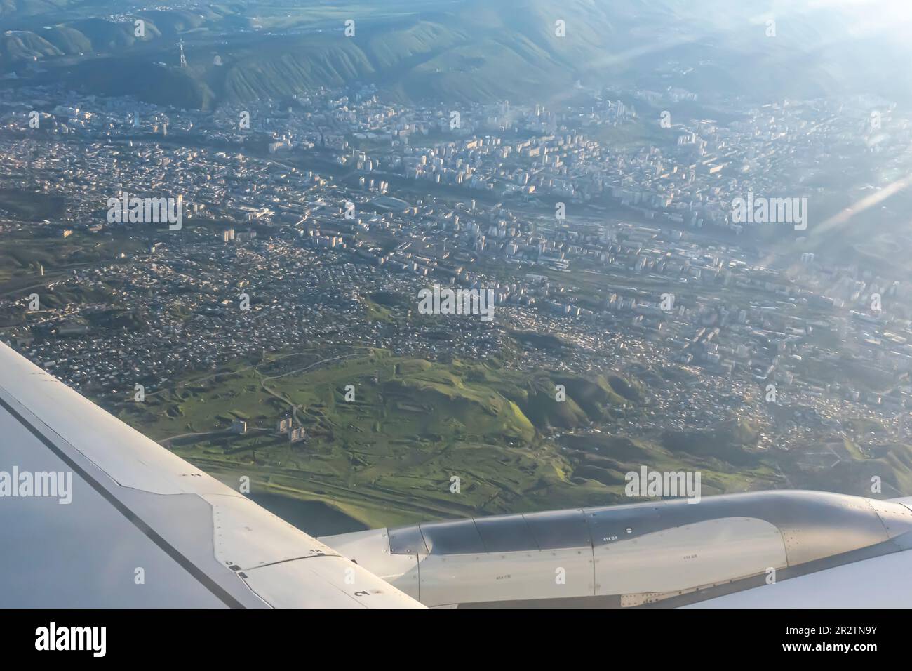 Looking out airplane hi-res stock photography and images - Alamy