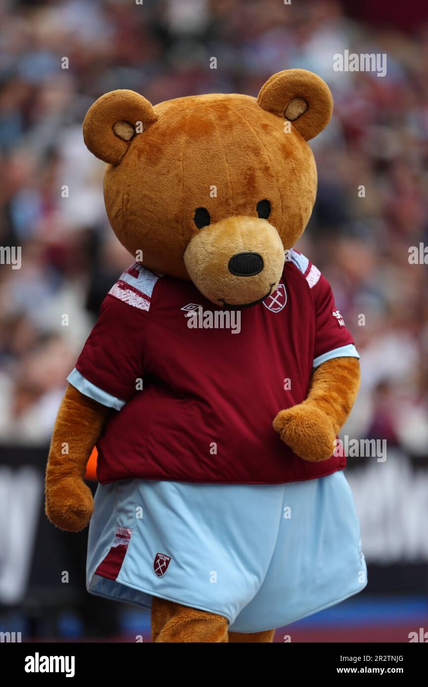 West ham mascot bubbles the bear hi-res stock photography and images ...