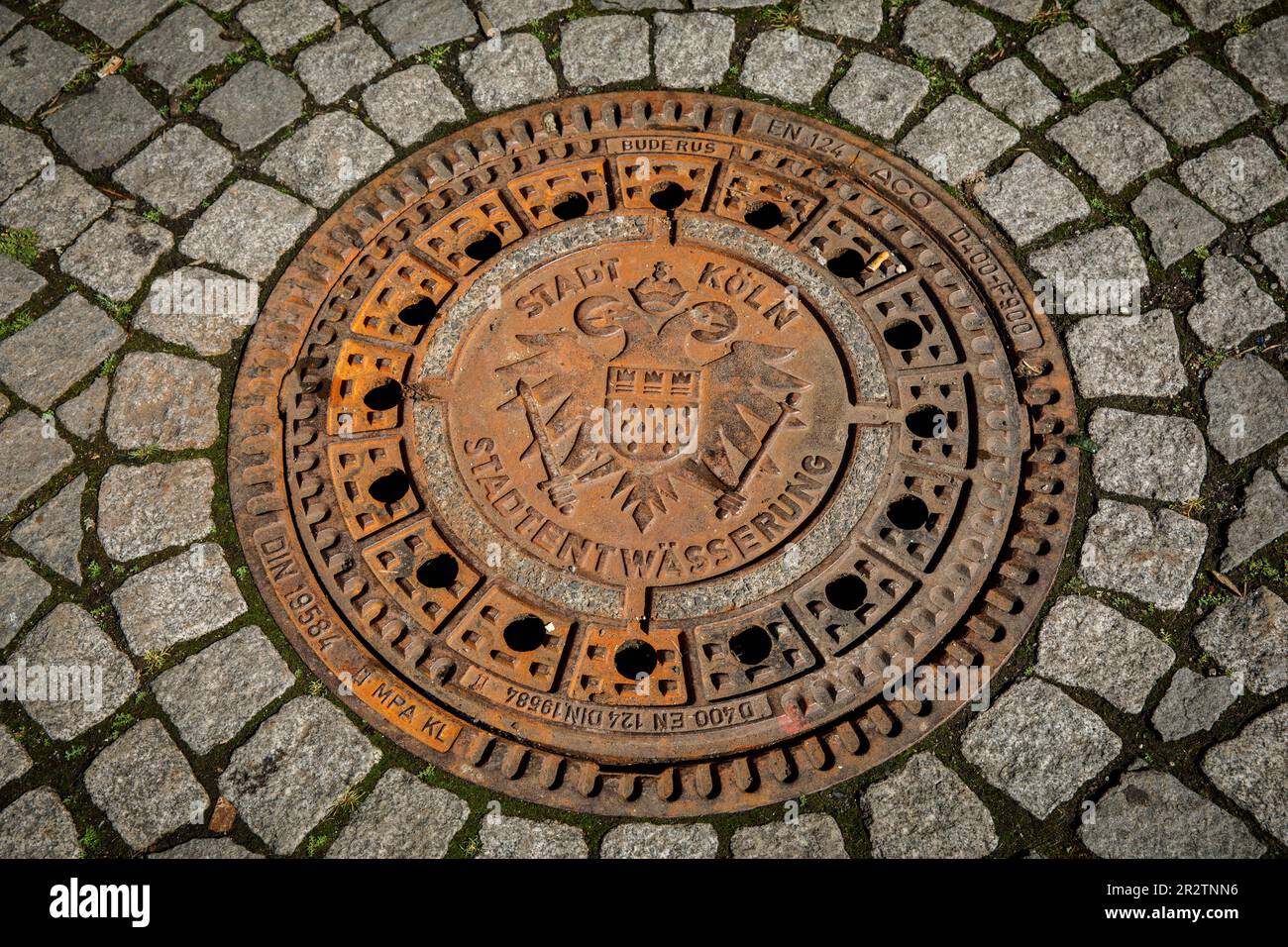 gully cover in the city center, Cologne, Germany. Gullydeckel in der ...