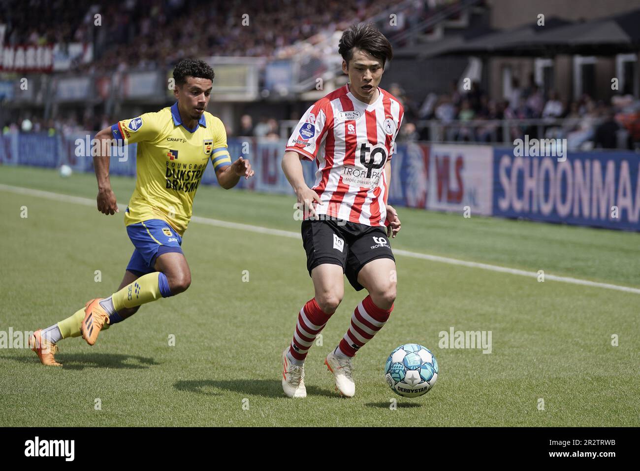 ROTTERDAM - (lr) Daniel van Kaam of SC Cambuur, Koki Saito of Sparta ...