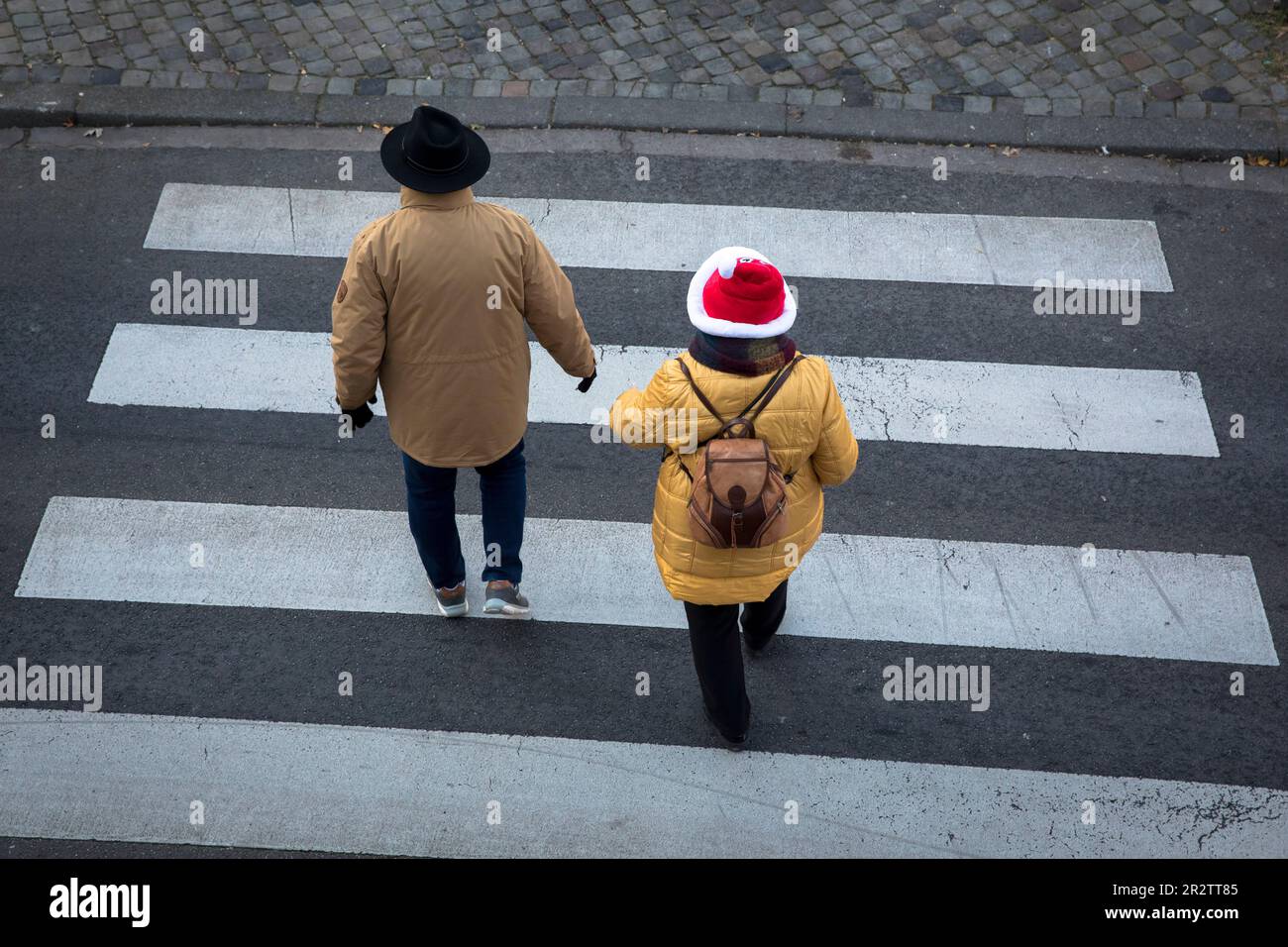 Menschen mann frau stadt hi-res stock photography and images - Alamy