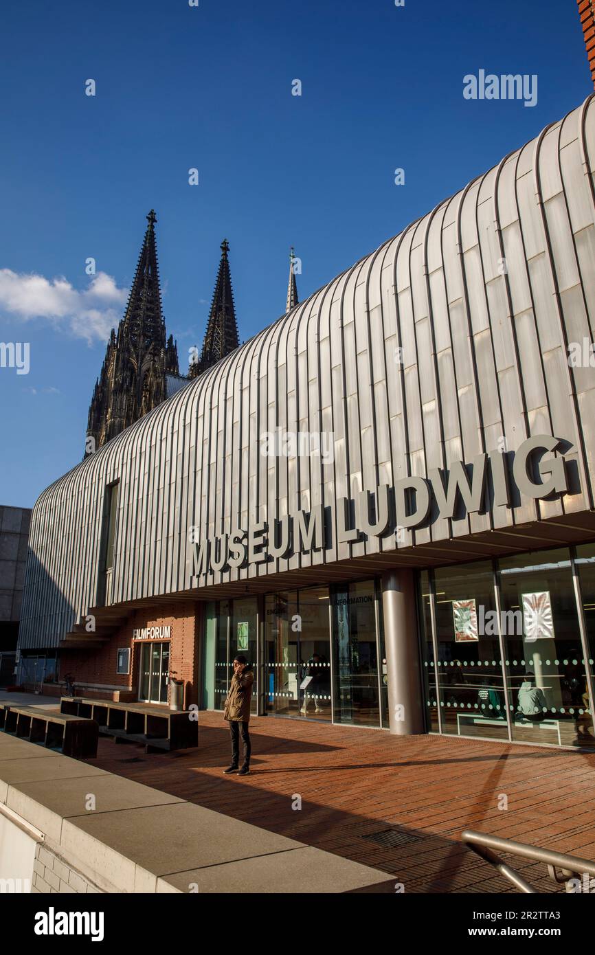 the Museum Ludwig and the spires of the cathedral, Cologne, Germany. das Museum Ludwig und die ...