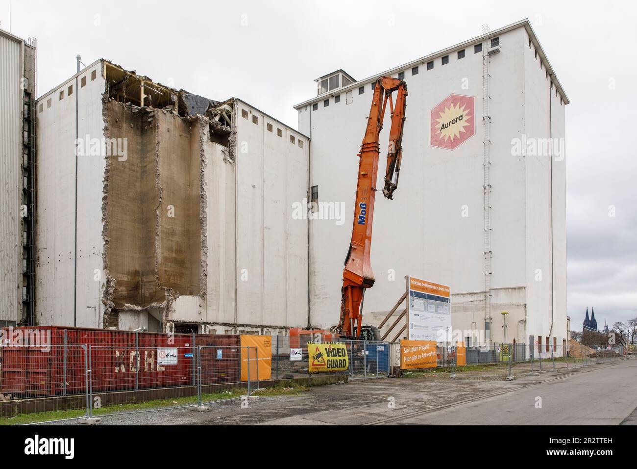 demolition of buidings in the Rhine port in the district Deutz, Ellmill ...
