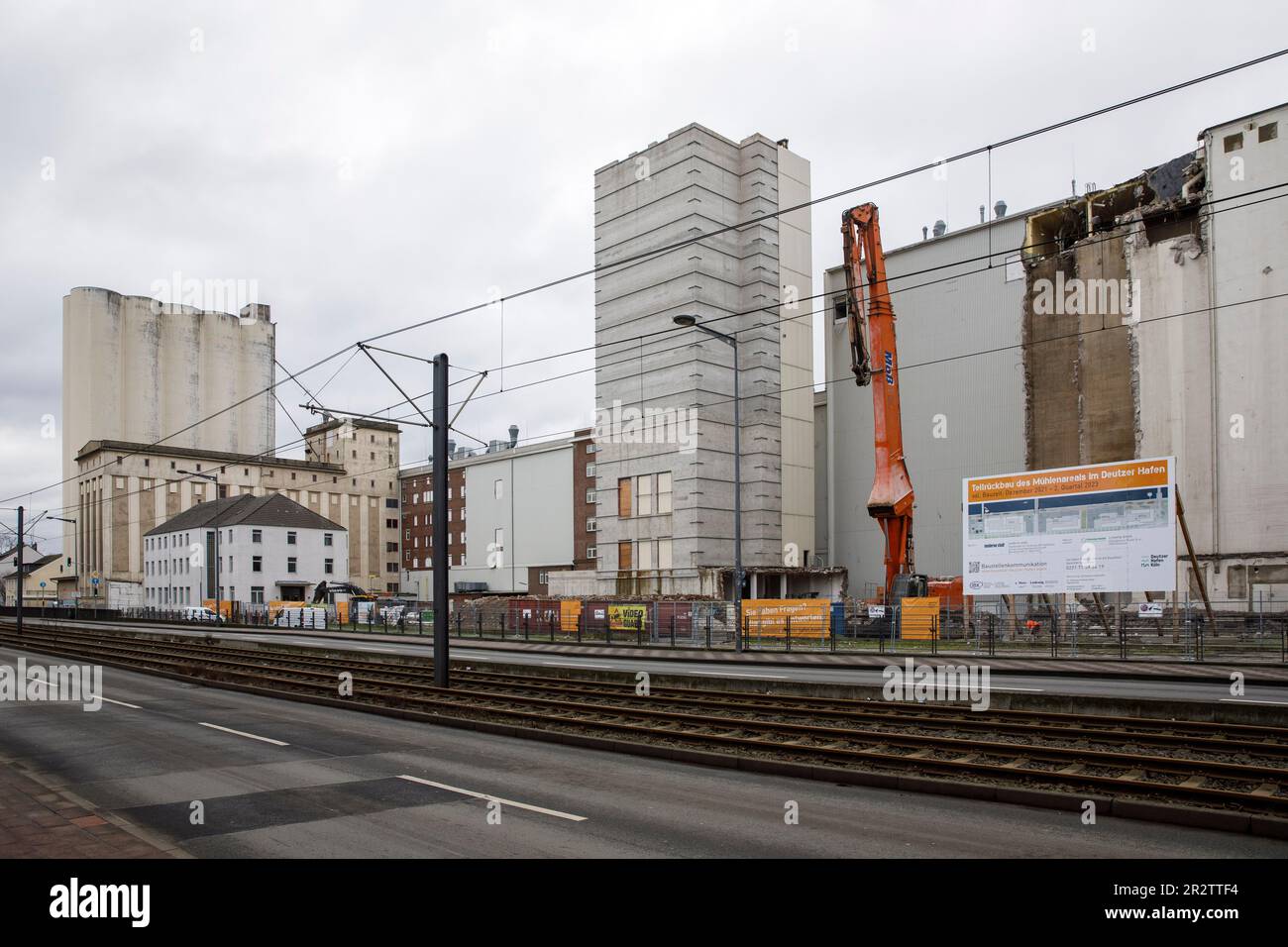 demolition of buidings in the Rhine port in the district Deutz, Ellmill ...