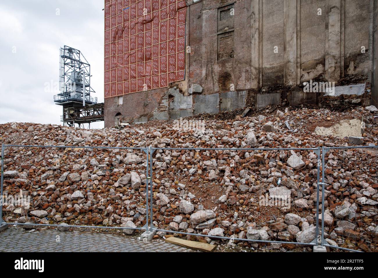 demolition of buidings in the Rhine port in the district Deutz, Ellmill ...