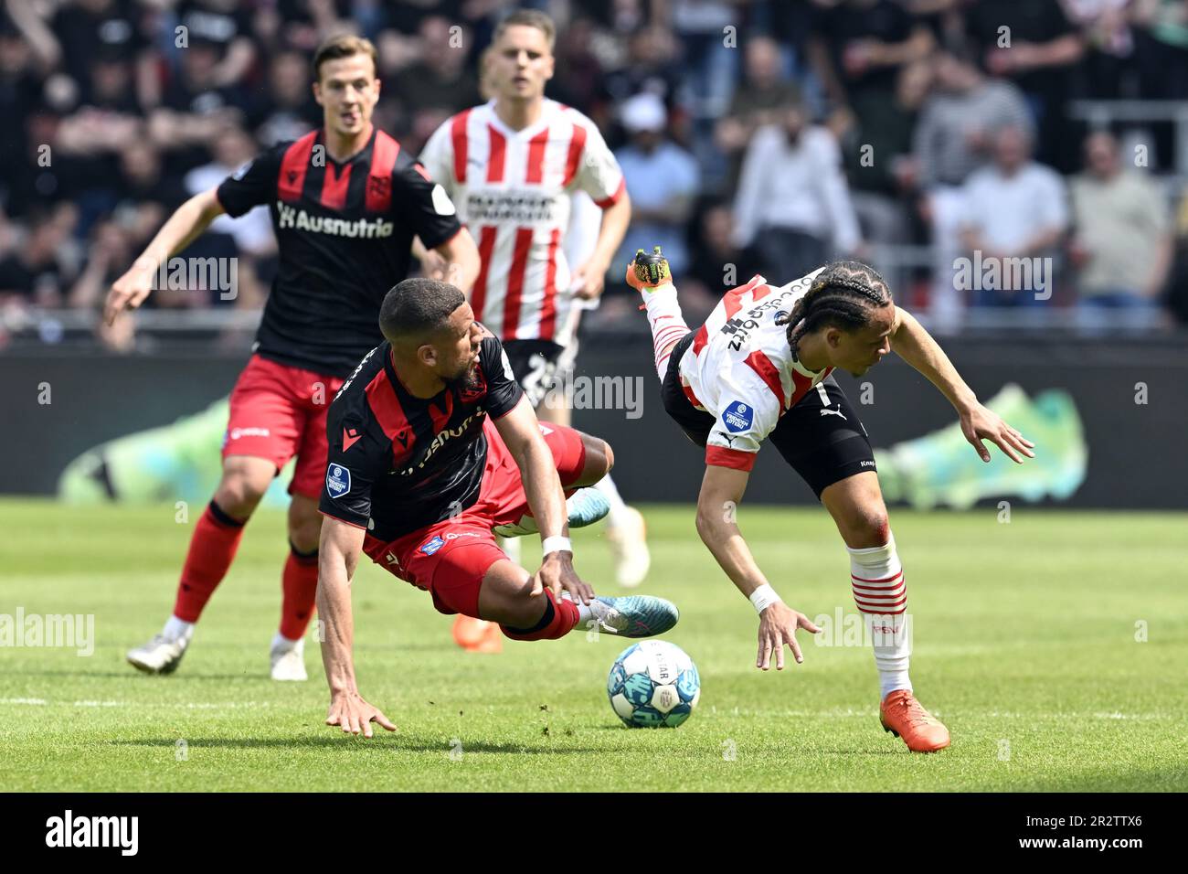 EINDHOVEN - (lr) Jeffrey Bruma of SC Heerenveen, Xavi Simons of PSV ...