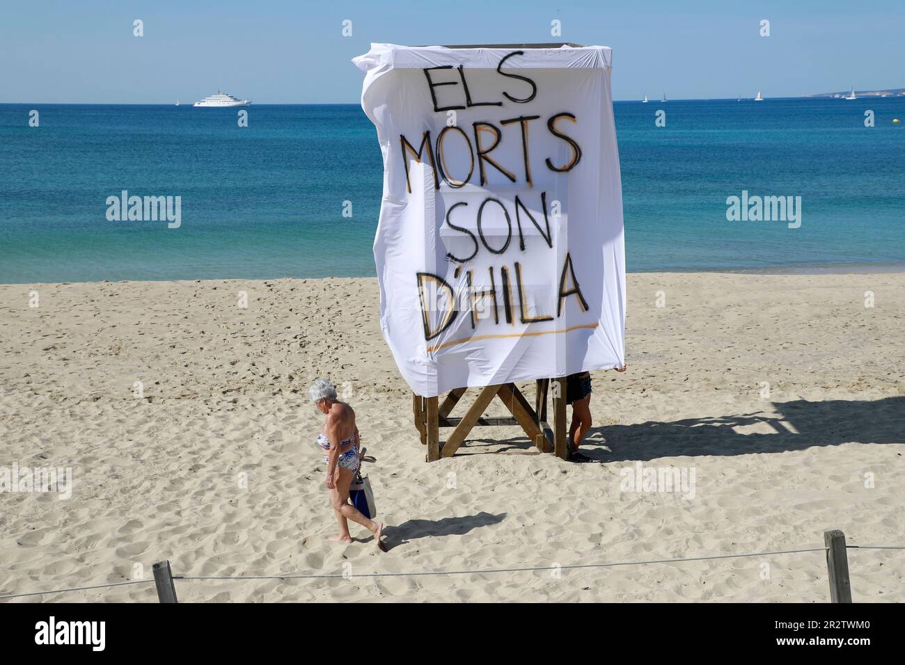 Lifeguard hours sign hi-res stock photography and images - Alamy