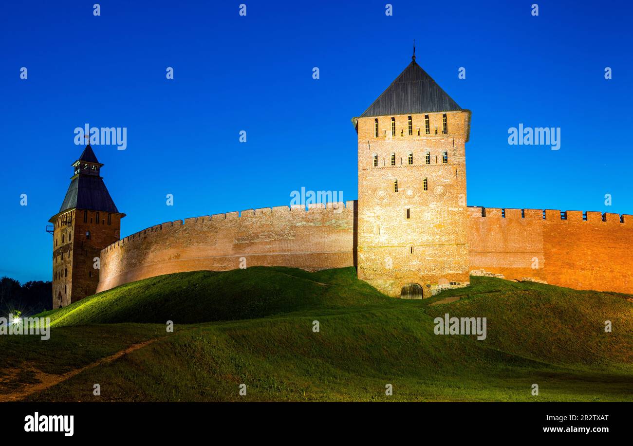 Night castle hi-res stock photography and images - Alamy