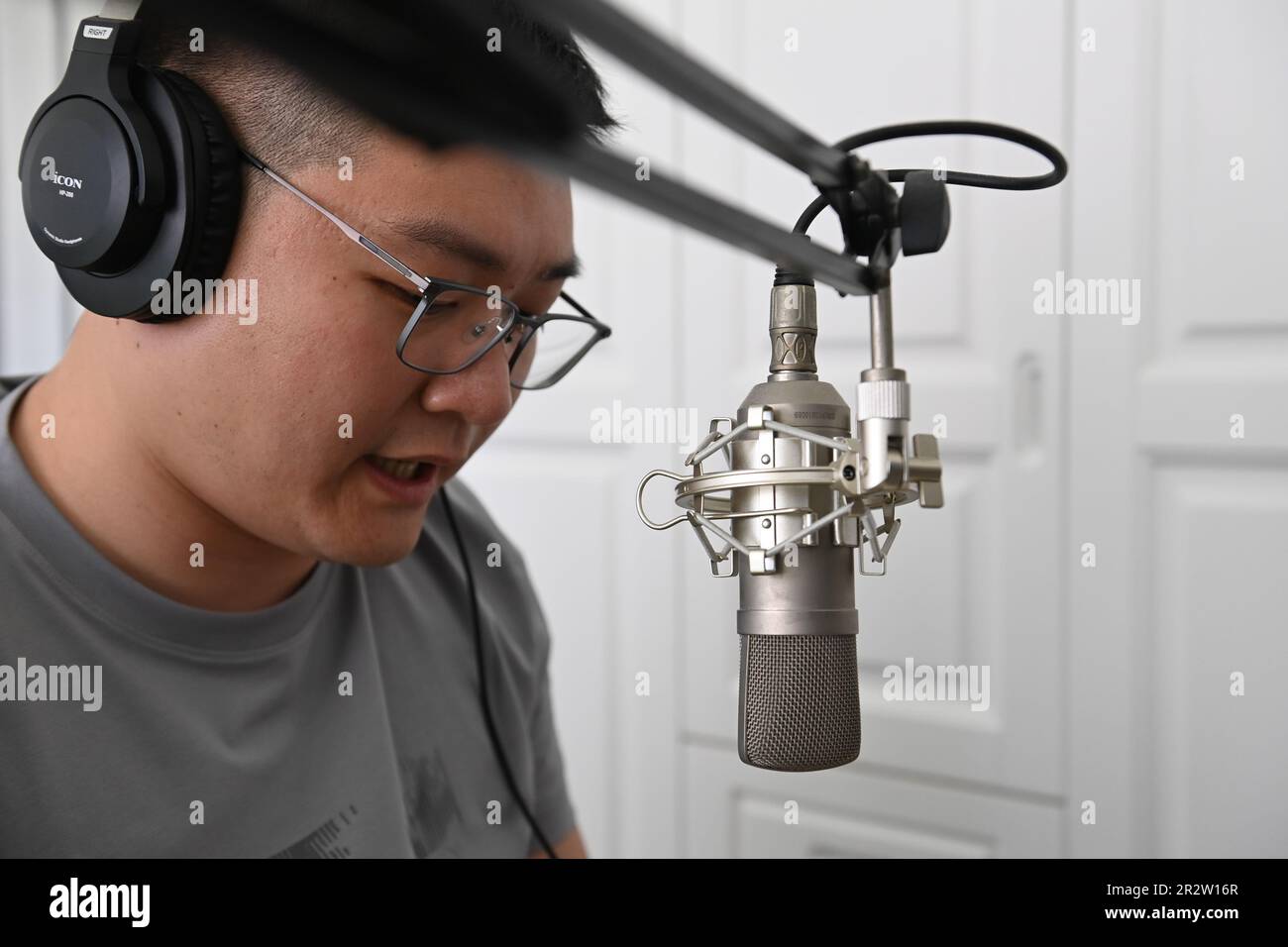 (230521) -- SHENYANG, May 21, 2023 (Xinhua) -- Zhao Qiang records audio ...