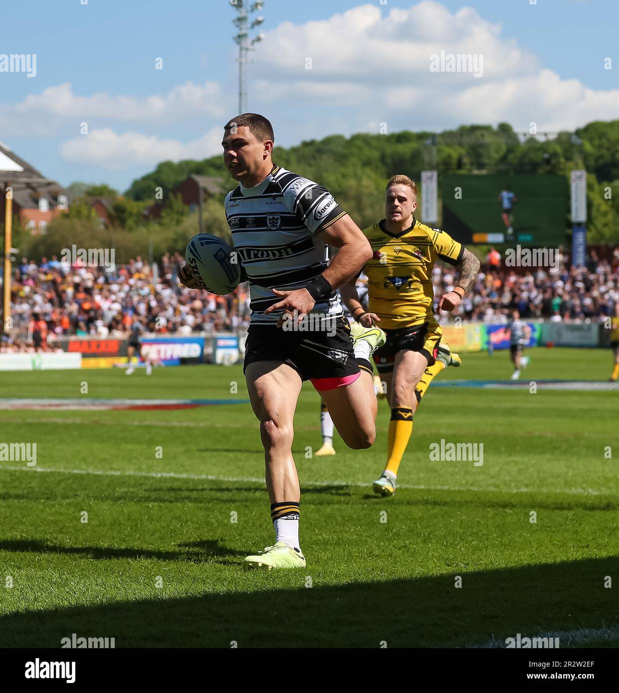 Castleford, UK. 21st May, 2023. Jake Clifford of Hull races away from ...