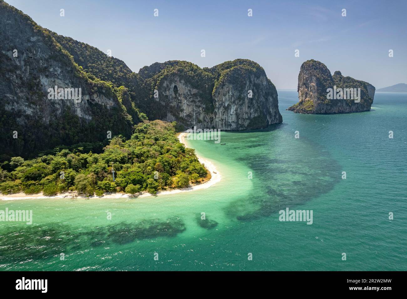 Steile Karstfelsen und Strand der Inseln Koh Lao Liang, Thailand, Asien ...