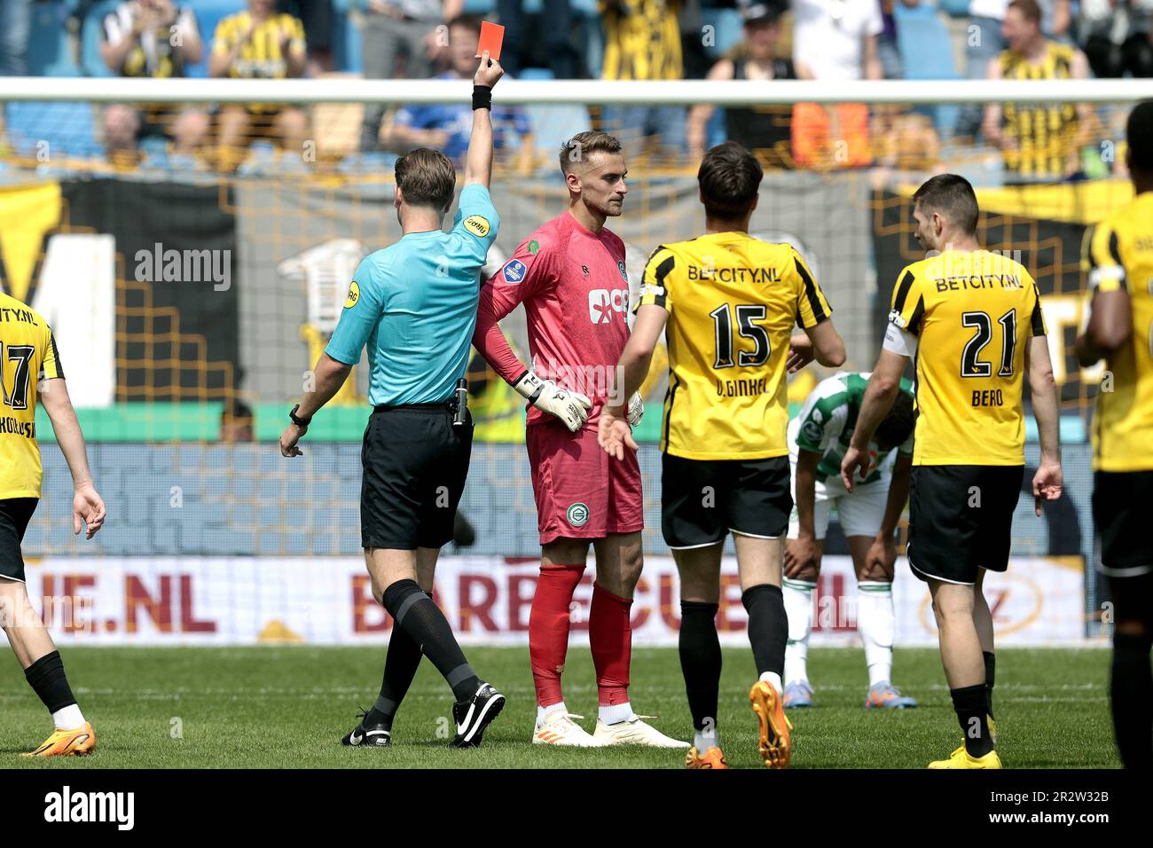 ARNHEM - Referee Joey Kooij gives FC Groningen keeper Peter ...