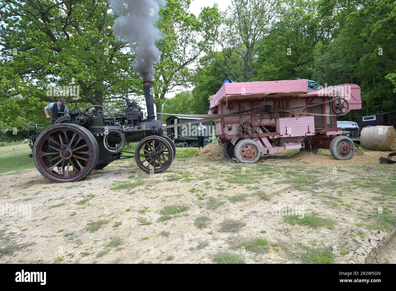 A Traction engine powering a Threshing machine Stock Photo - Alamy