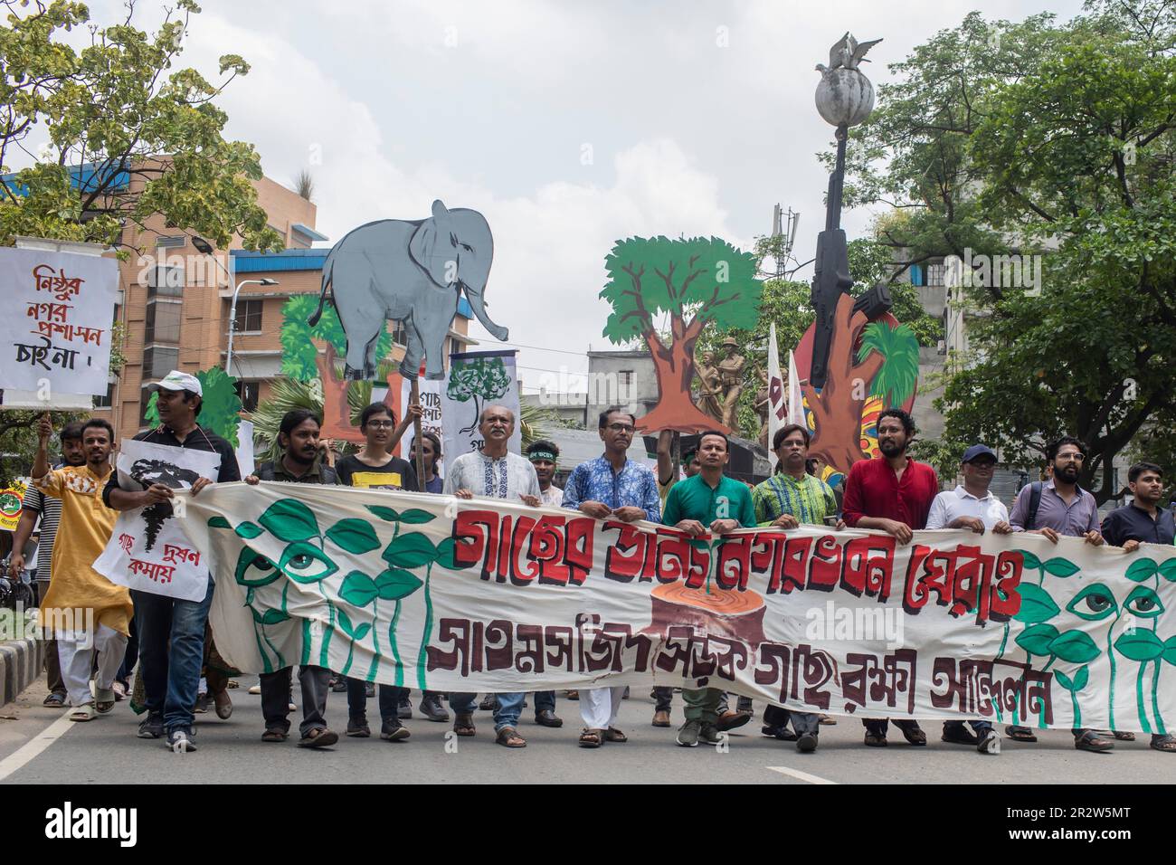 Dhaka, Bangladesh. 21st May, 2023. Protesters hold a banner and ...