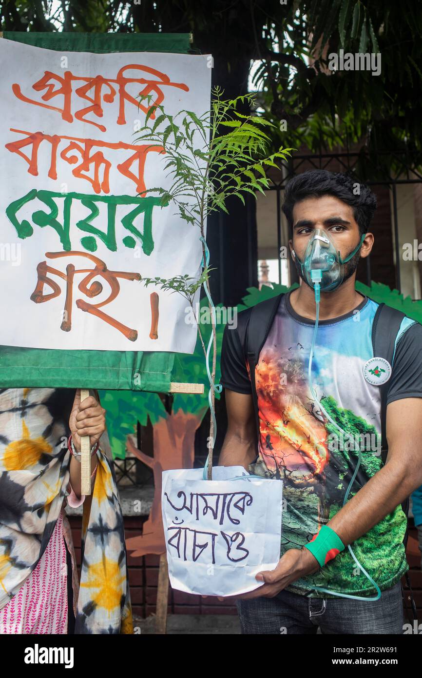 Dhaka, Bangladesh. 21st May, 2023. A protester with an oxygen mask ...