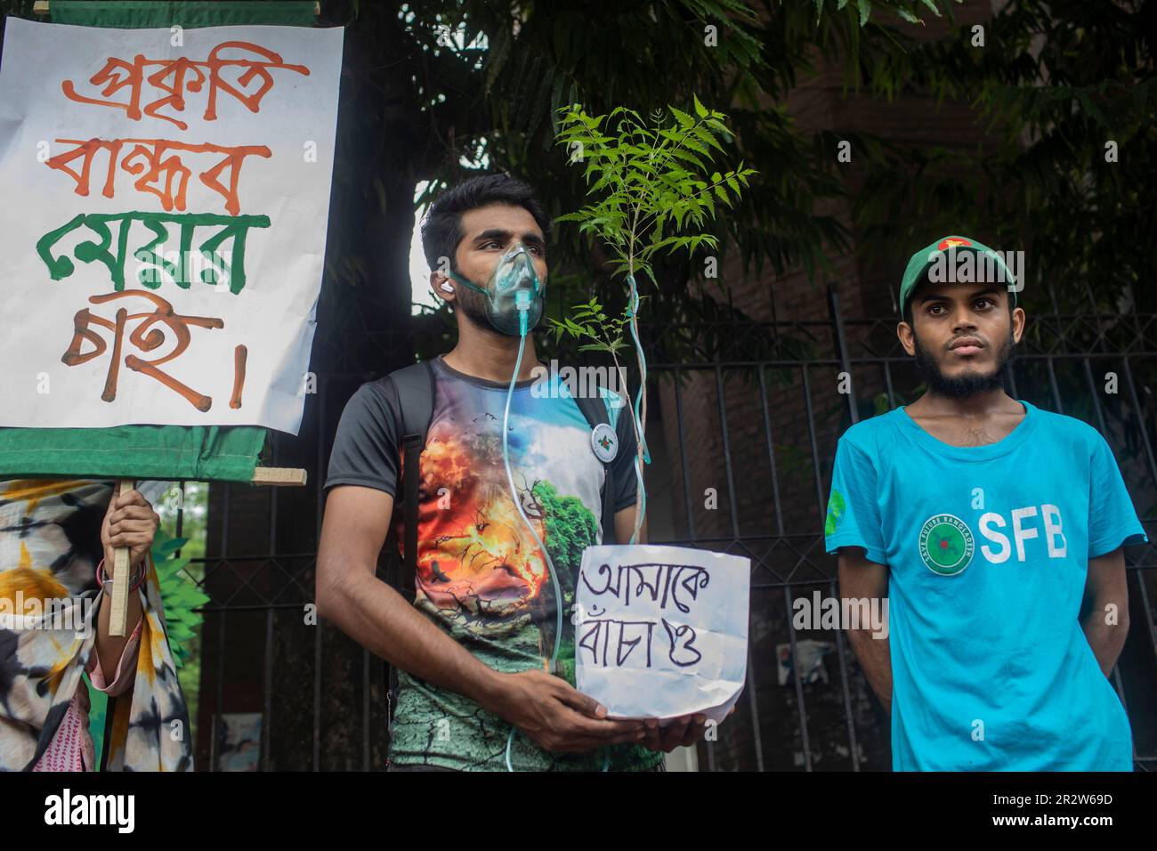 Dhaka, Bangladesh. 21st May, 2023. A protester with an oxygen mask ...