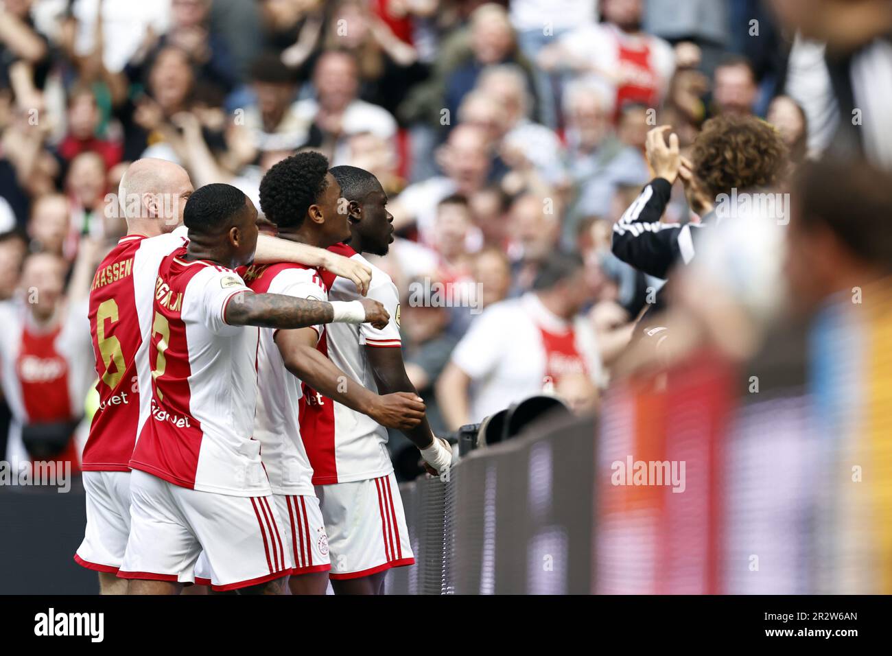 AMSTERDAM - (lr) Steven Bergwijn of Ajax, Davy Klaassen of Ajax, Jorrel Hato of Ajax, Brian ...