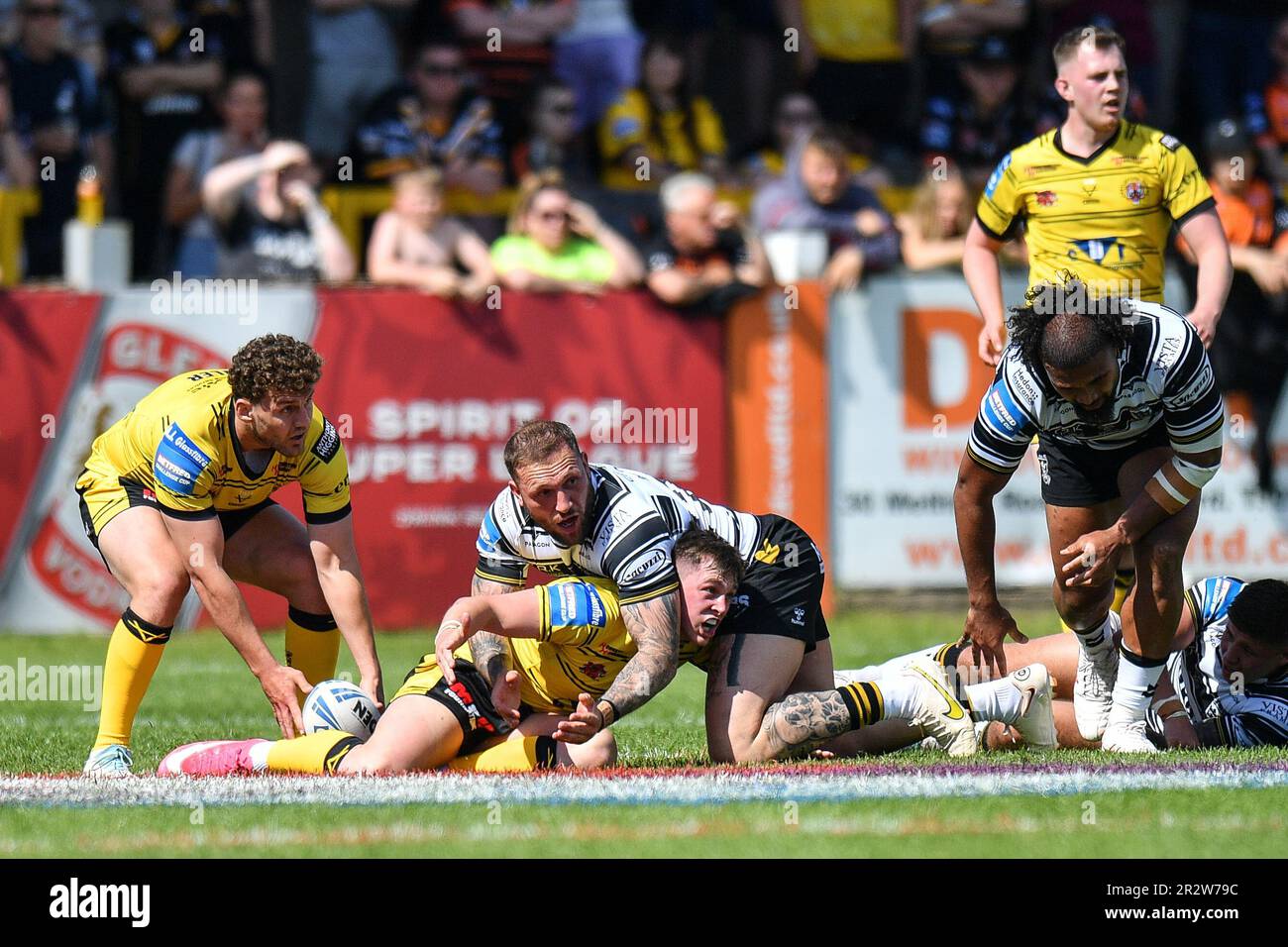 Castleford, England - 21st May 2023 - Josh Griffin of Hull FC forces ...