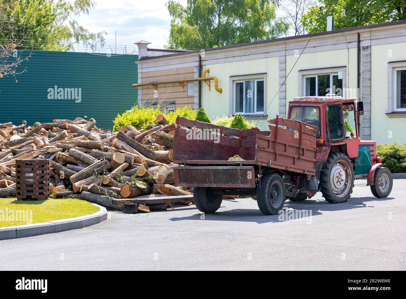 Trailer load of firewood hi-res stock photography and images - Alamy