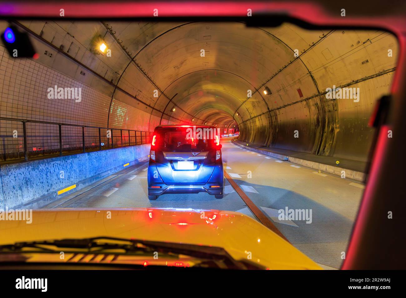 Gridlock traffic and stopped cars in long tunnel Stock Photo - Alamy
