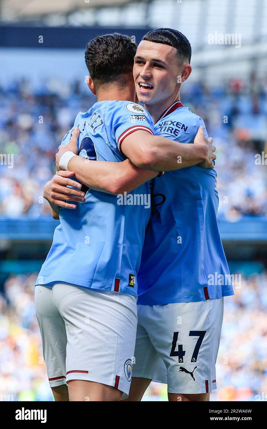 Julián Álvarez #19 of Manchester City celebrates his goal to make it 1 ...