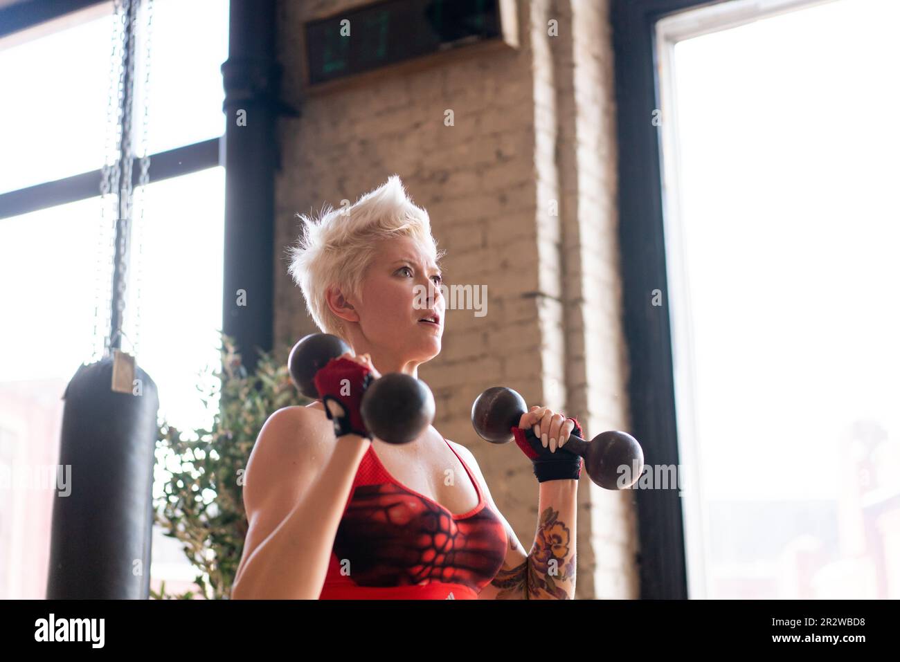 A strong woman trains in the gym. Crossfit training Stock Photo - Alamy