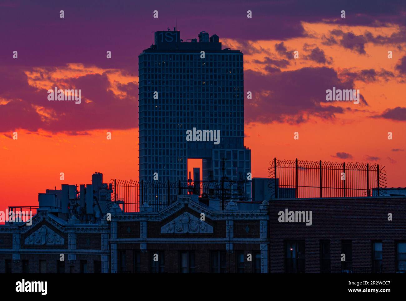 Sunset by 260 Kent Avenue in Williamsburg, Brooklyn Stock Photo - Alamy