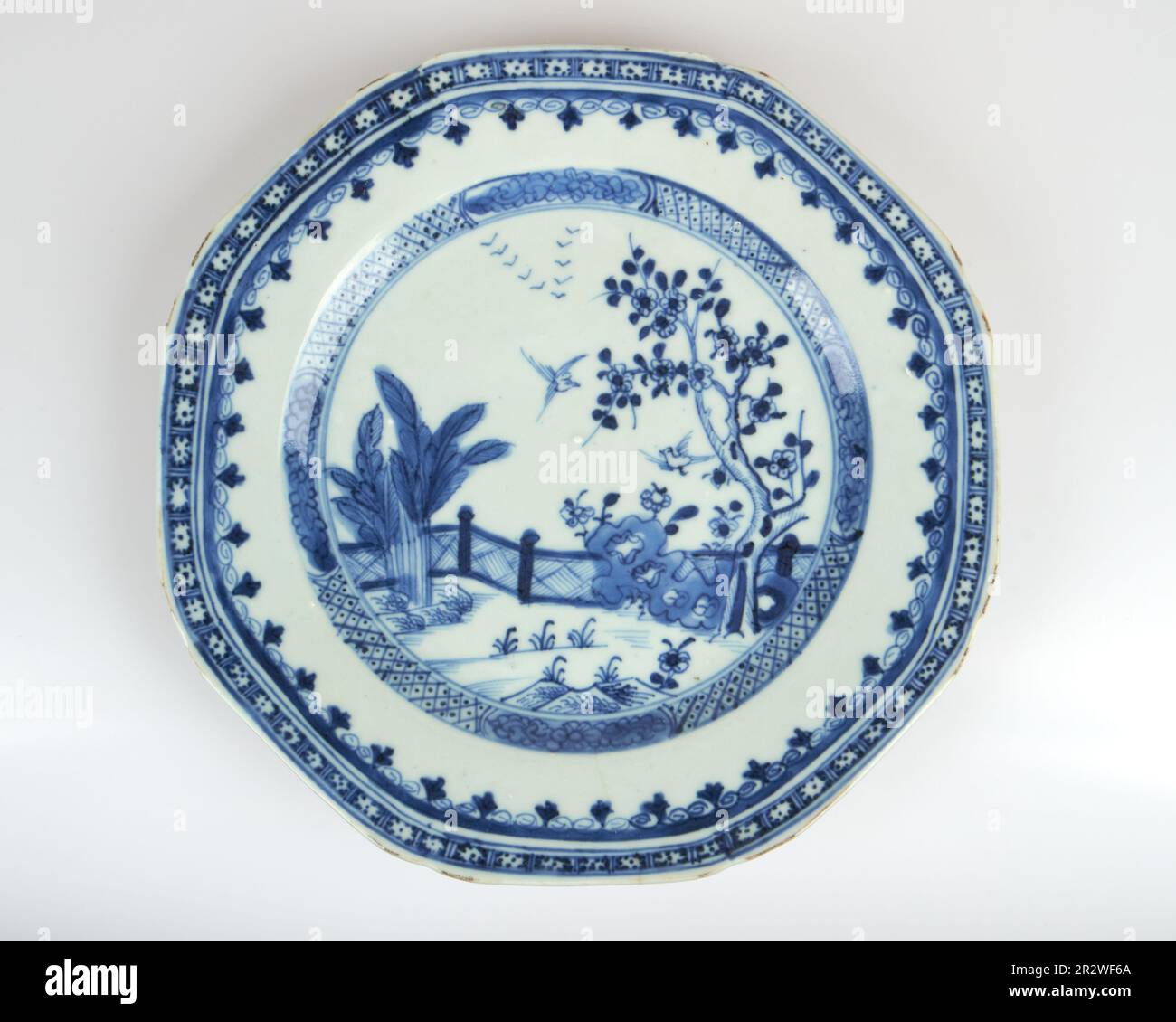 Antique 18-19thc Chinese blue and white birds in fenced garden ...