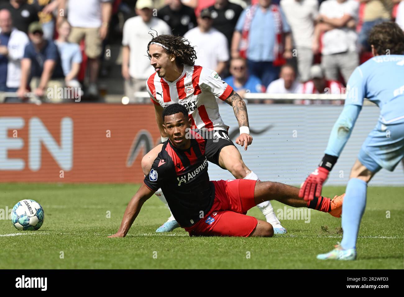 EINDHOVEN - Fabio Silva of PSV, Milan van Ewijk van Heerenveen during the Dutch premier league ...