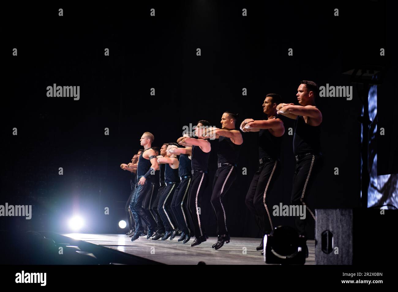 25 years of standing ovations hi-res stock photography and images - Alamy