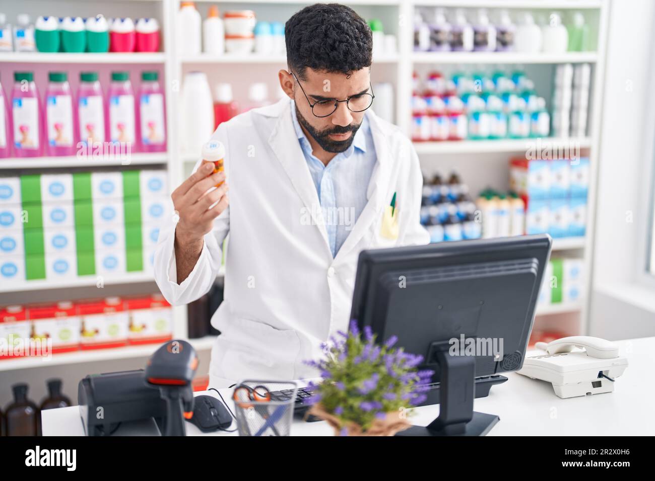 Arab pharmacist at counter hi-res stock photography and images - Alamy