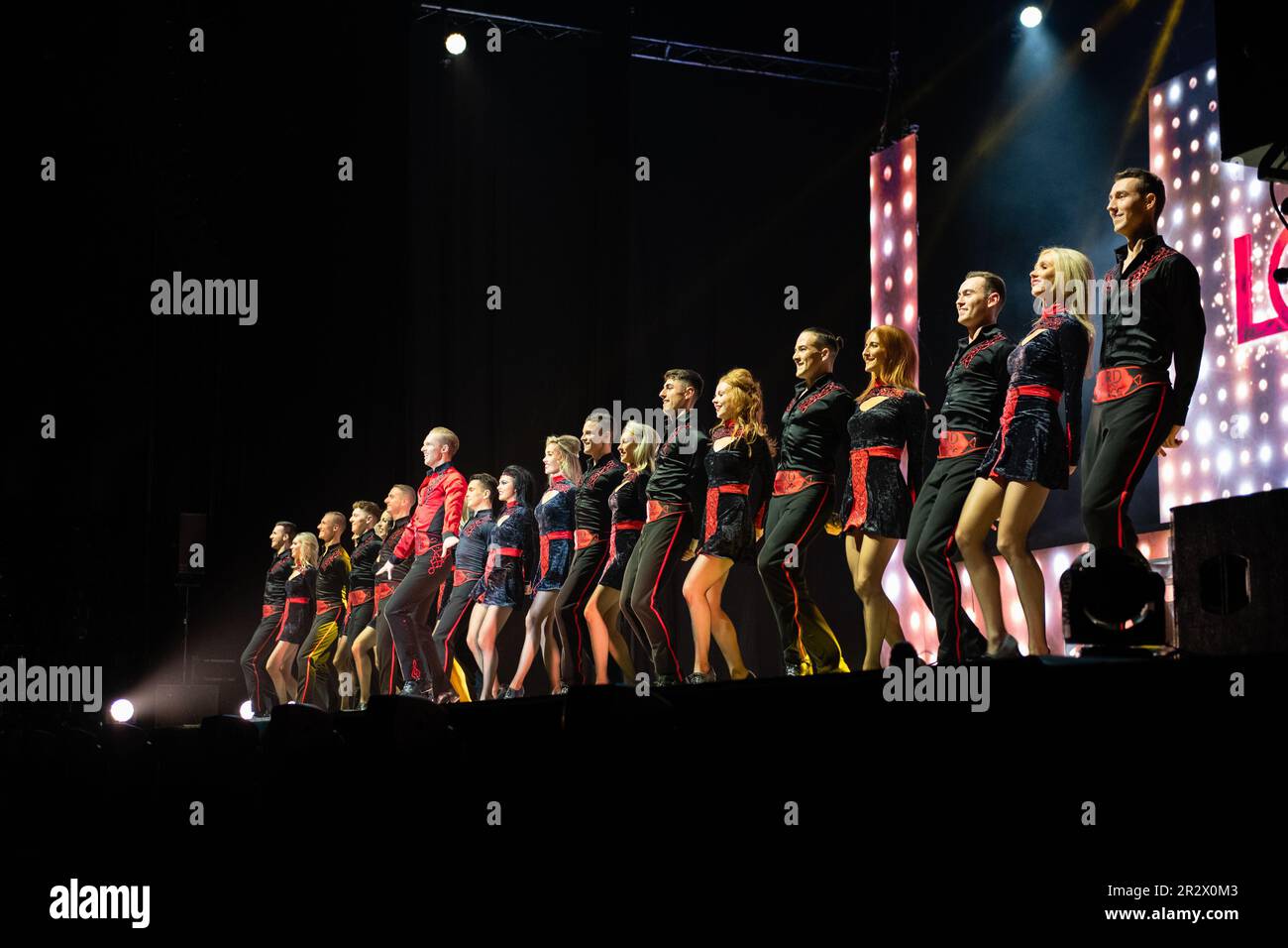 25 years of standing ovations hi-res stock photography and images - Alamy