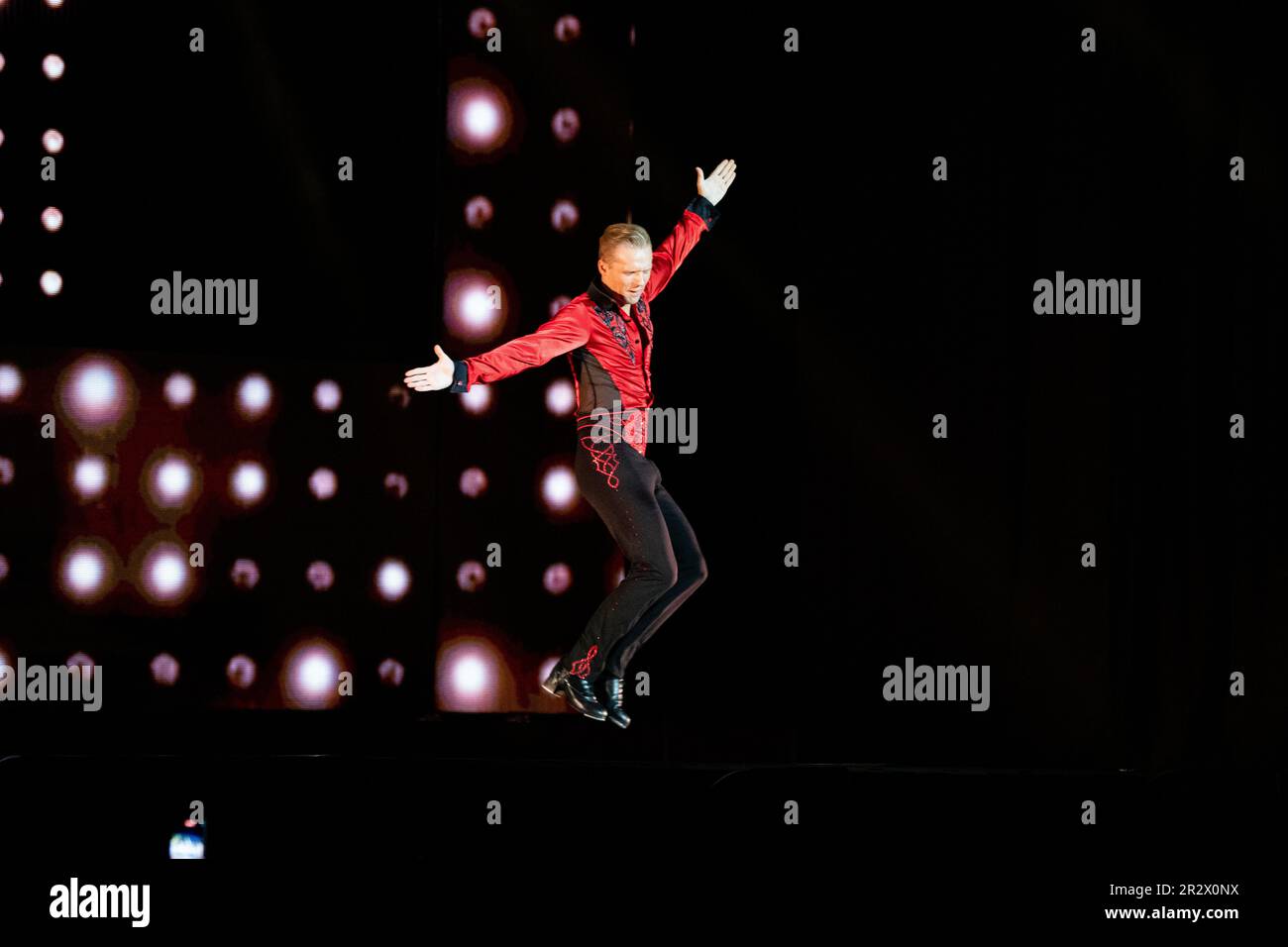 25 years of standing ovations hi-res stock photography and images - Alamy