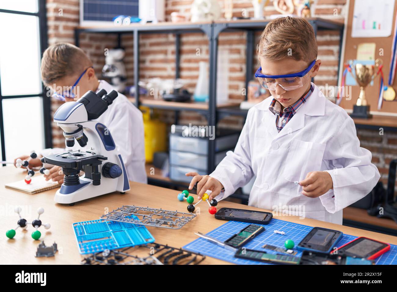 Boys students science lab hi-res stock photography and images - Alamy
