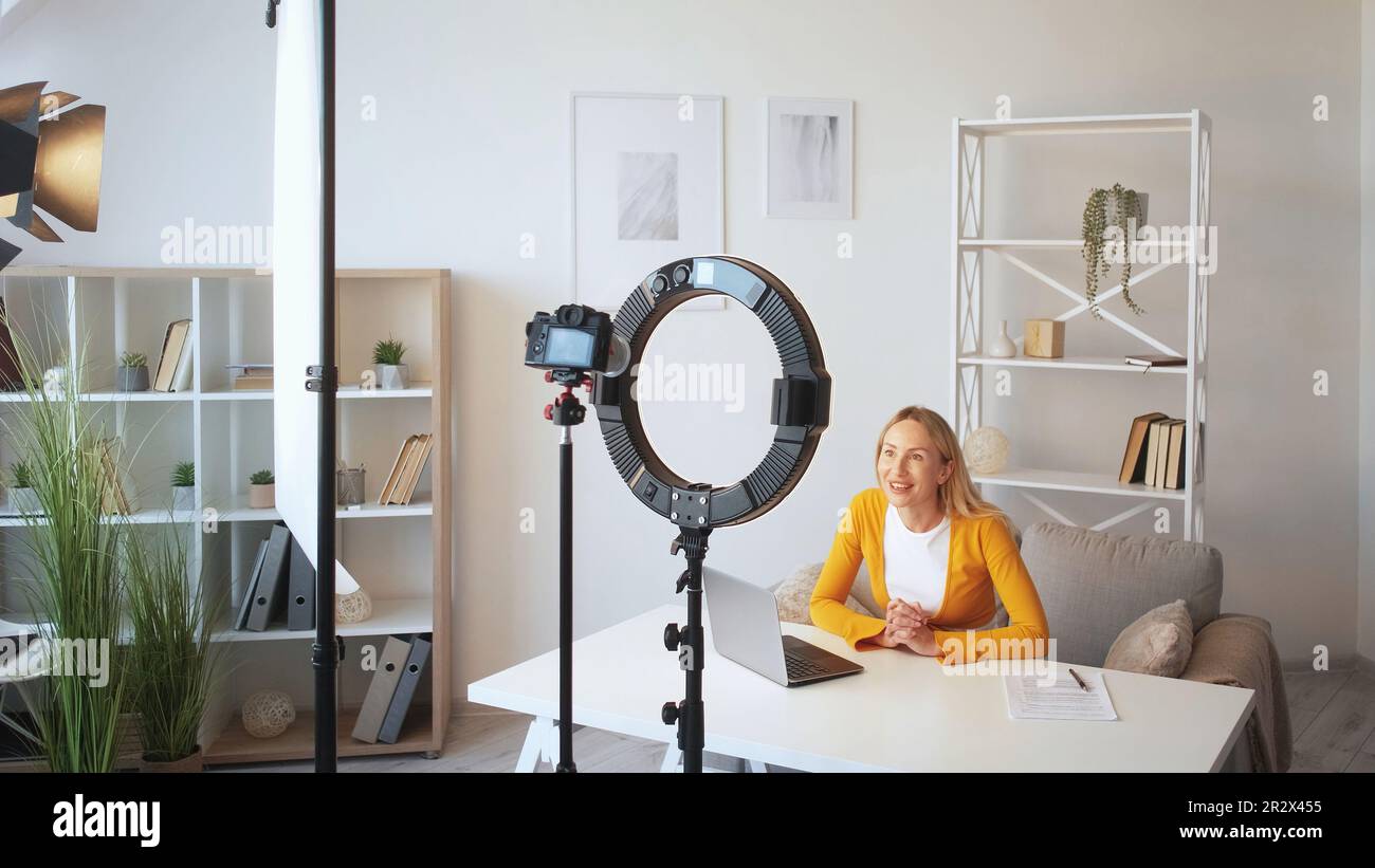Online coaching business vlog successful woman Stock Photo - Alamy