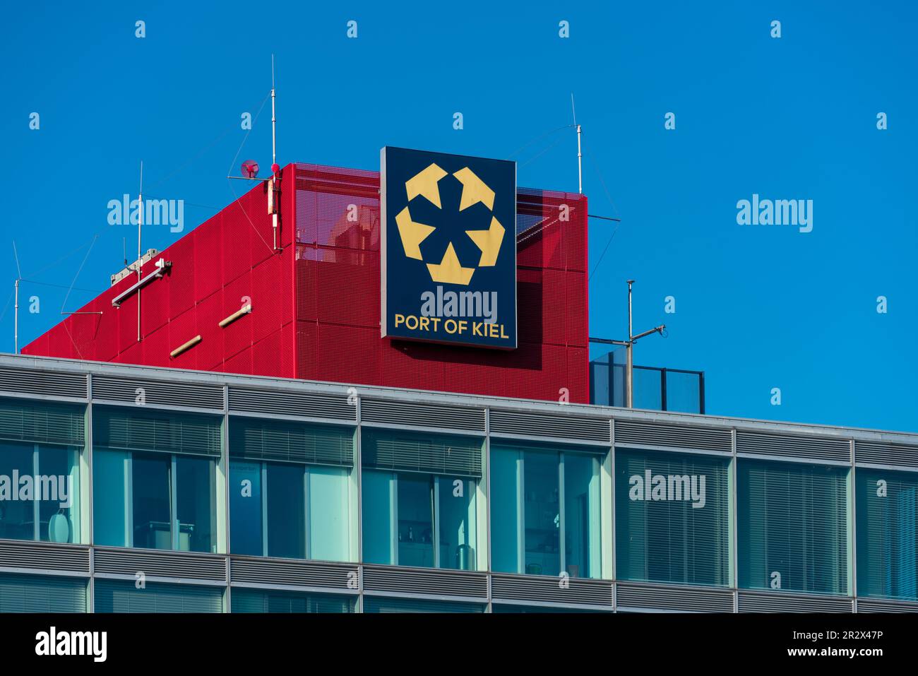 Auf dem Dach des Gebäudes der Hafenverwaltung das Logo von Port of Kiel ...