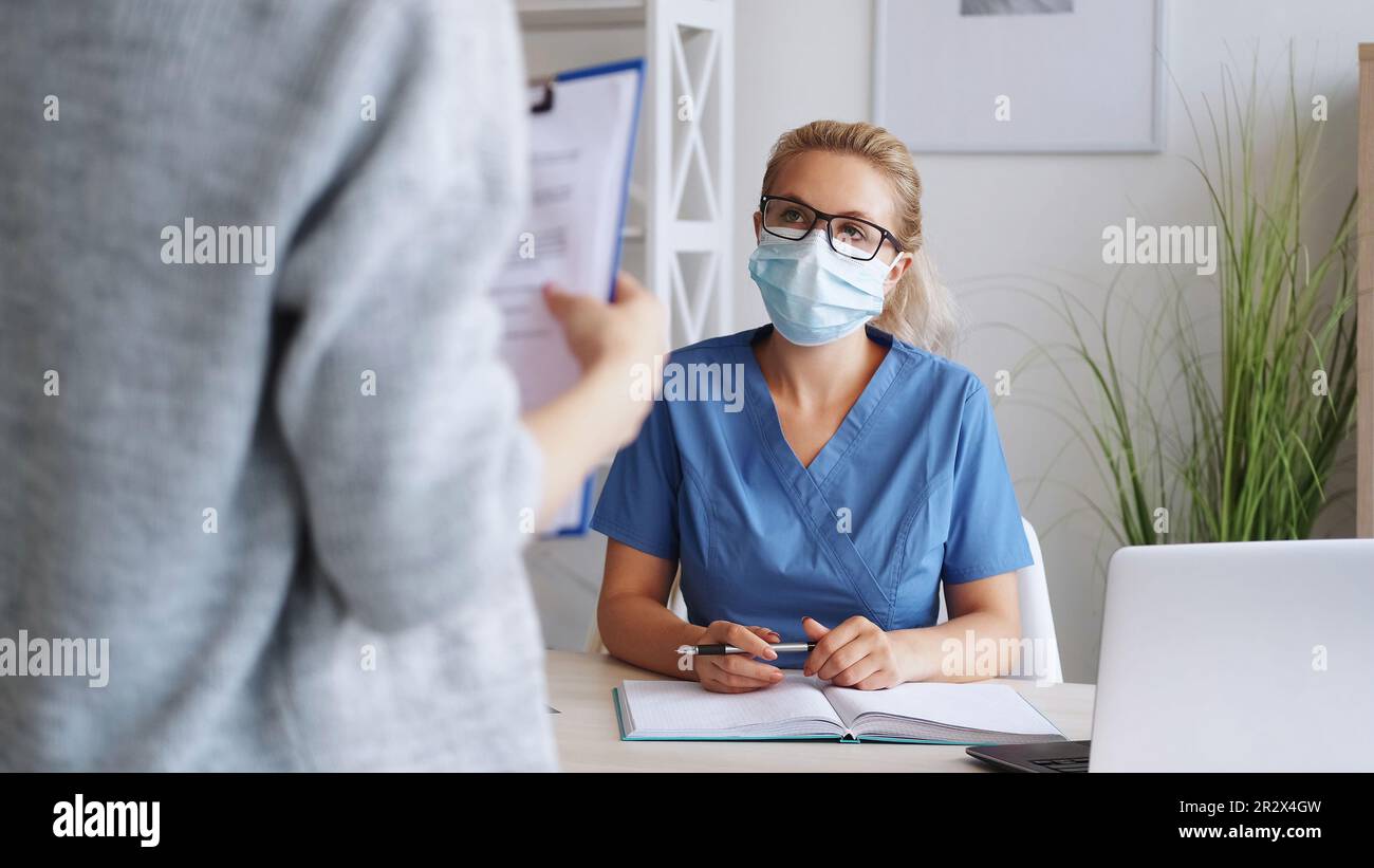 Medical consultation doctor office body check Stock Photo - Alamy