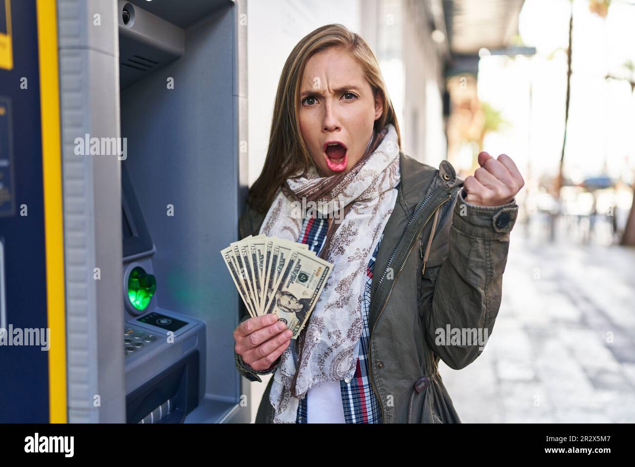 Woman atm machine problem hi-res stock photography and images - Alamy