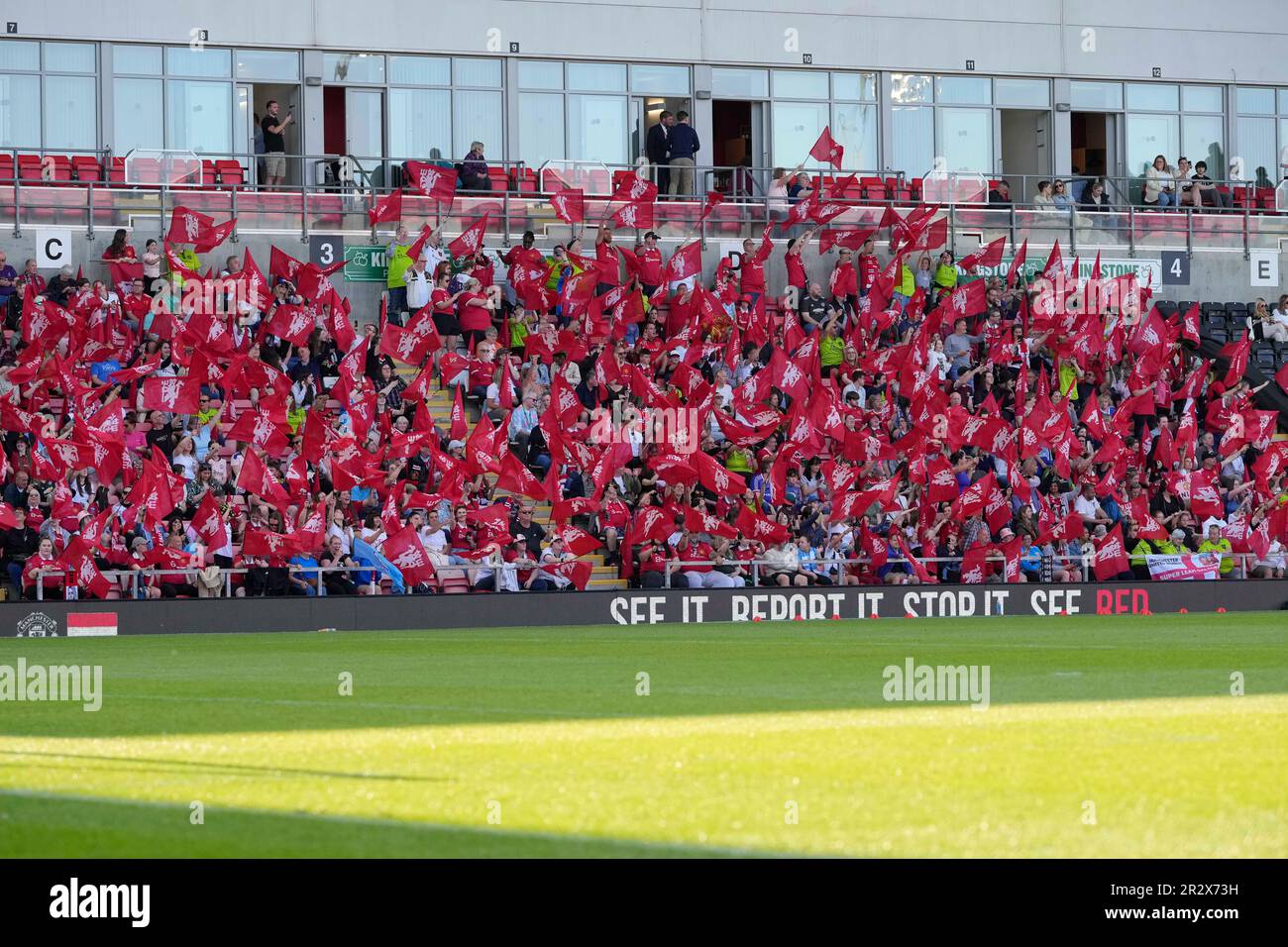 Manchester united fans wave flags hi-res stock photography and images ...