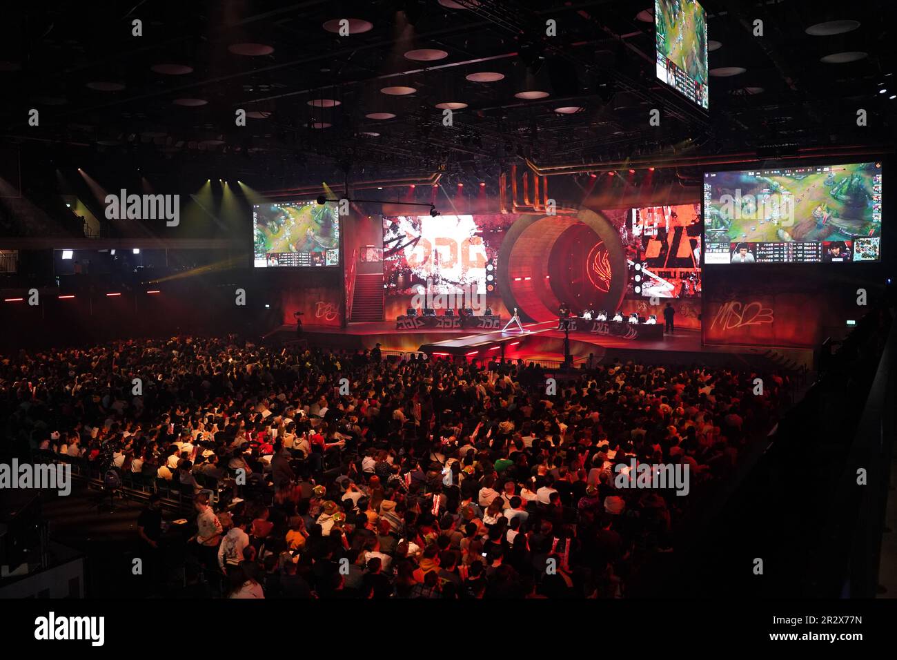 London, UK. 21st May, 2023. Finalists JD Gaming (l) and Bilibili Gaming ...