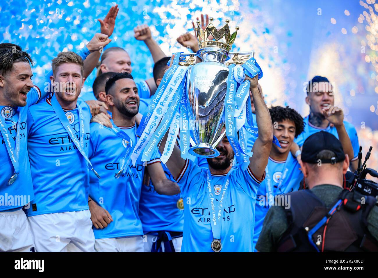 Chelsea champions league trophy lift hi-res stock photography and ...