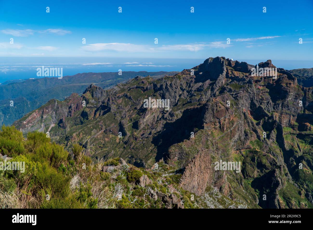 Beautiful hiking trail from Pico do Arieiro to Pico Ruivo, Madeira ...